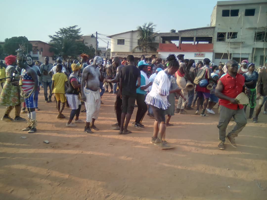 Une danse Kamou en souvenir du retour triomphal de feu président ...